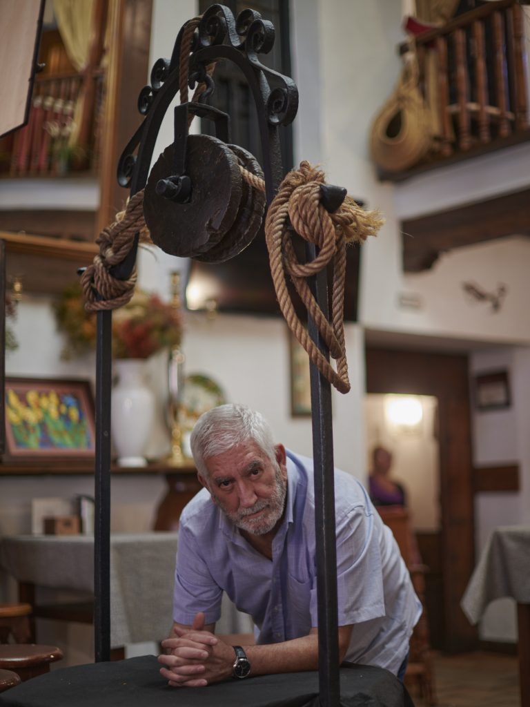 Conoce a Juan Camacho y su obra más reciente "Trasvase de palabras a un ...